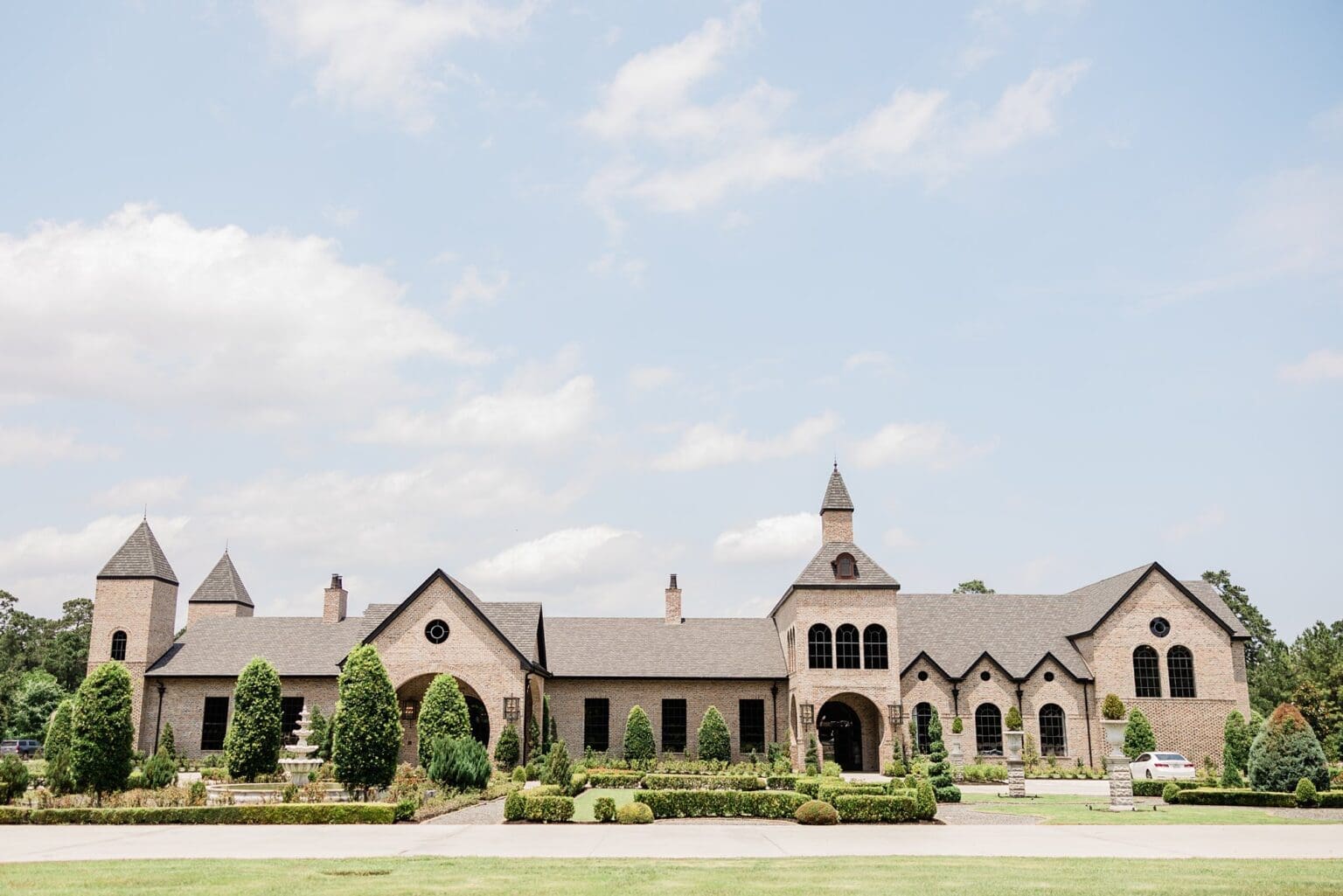A Fairytale Wedding at Iron Manor | The Williamsons | kristinnichole.com